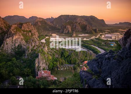 Die Landschaft und der Blick vom Khao Daeng Aussichtspunkt im Dorf Khao ...