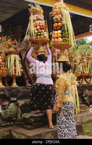 Menschen, die beten und Opfer bringen im Pura Penataran Sasih Tempel ...