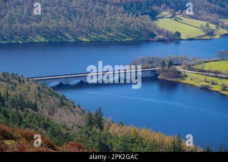 Spaziergang entlang Dovestones Edge, oberhalb des Ladybower Reservoir ...