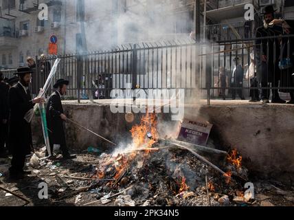 Jerusalem. 5. April 2023. Ultraorthodoxe Juden verbrennen am 5. April ...