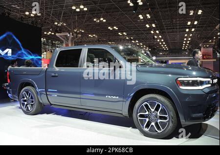 2025 Dodge RAM 1500 REV alle elektrisch auf der 2023 NY International ...