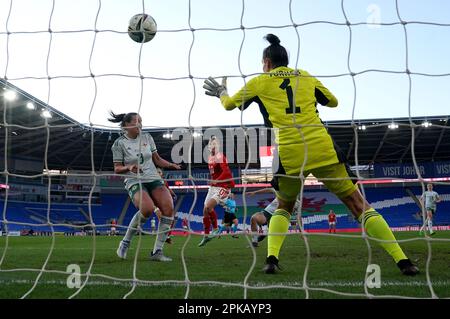 Jess Fishlock von Wales erzielt das erste Tor seiner Seite im Spiel ...