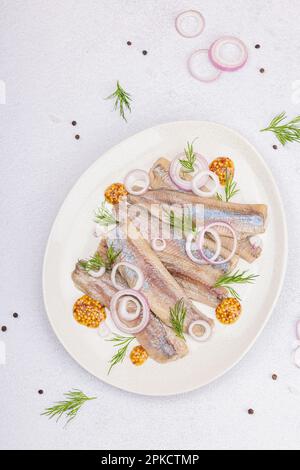 Gesalzener Hering mit dijon-Senf, Dill und roten Zwiebelringen ...