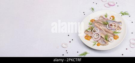 Gesalzener Hering mit dijon-Senf, Dill und roten Zwiebelringen ...