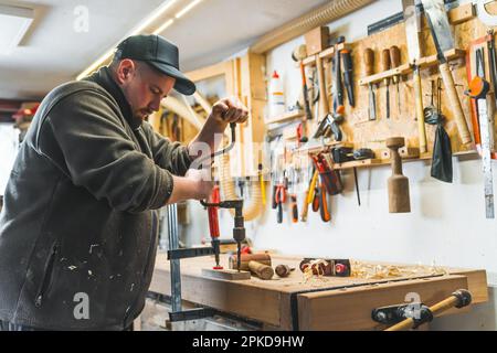 Zimmermann mit Klammer. Ausgewachsener Holzbearbeitungsexperte mit ...