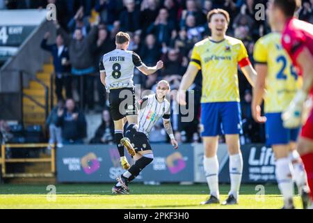 Sam Austin #8 aus Notts County feiert das Leben des kürzlich ...