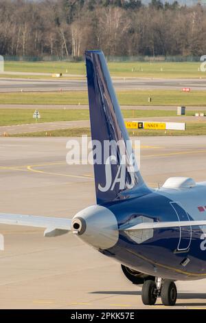 Zürich, Schweiz, 2. Januar 2023 Ruder und Logo von Iberia auf einem ...