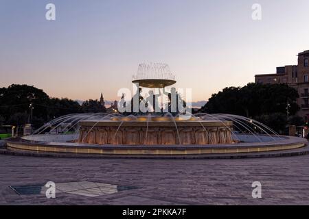Furjana, Malta. 24. März 2023. Der Tritons-Brunnen bei Sonnenuntergang ...