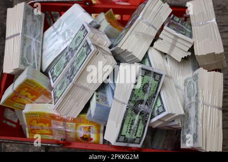Himmelsgeld zu verkaufen im Chun Shing Hong Papiergeschäft in Sai Ying ...
