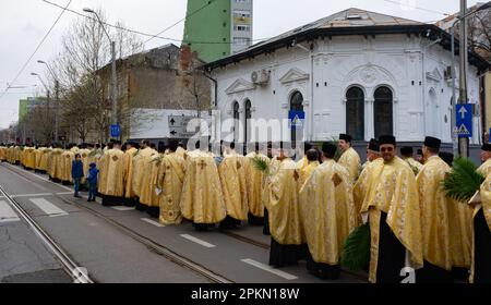 Bukarest, Rumänien. 8. April 2023. Ein Besucher wählt ein dekoriertes ...