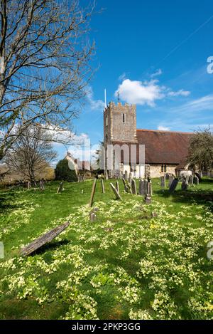 Heller und farbenfroher Frühlingsblick auf die St. Mary's Church im ...