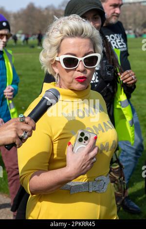 Kellie-Jay Keen-Minshull (gelber Overall), auch bekannt als Kellie-Jay ...