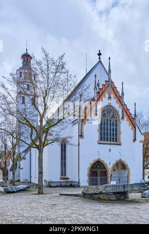 Evangelische Stadtkirche Peter und Paul in der Altstadt von Blaubeuren ...