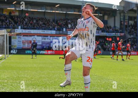 Andy Lyons #24 von Blackpool feiert sein Ziel, es beim Sky Bet ...