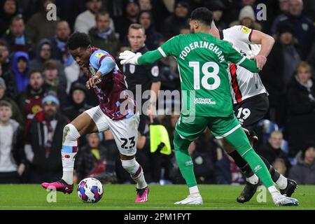 Nathan Tella #23 aus Burnley schießt beim Sky Bet Championship-Spiel ...