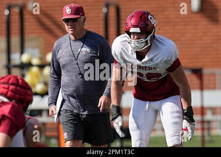 Oklahoma linebacker Danny Stutsman during an NCAA college football ...