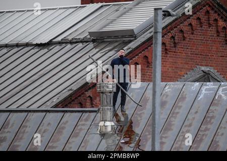 Ein Häftling macht es auf dem Dach im HM Prison Manchester alias ...