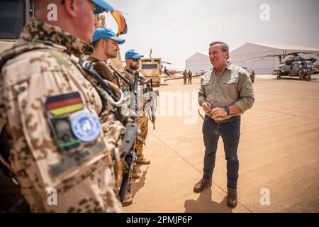 Gao, Mali. 13. April 2023. Soldaten der deutschen Streitkräfte sitzen ...
