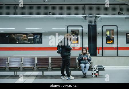 DB Deutsche Bahn, Zug-Verspätung von ICE 92 nach Hamburg-Altona über ...