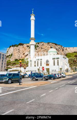 GIBRALTAR, Großbritannien - 11. MÄRZ 2023: Die Menschen genießen ...