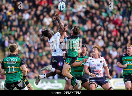Saracens' Rotimi Segun und Northamptons George Furbank kämpfen beim ...