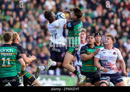 Saracens' Rotimi Segun und Northamptons George Furbank kämpfen beim ...