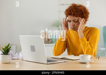 Afrikanische Frau berührt Tempel und erlebt Stress. Ein Mädchen im ...