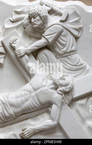 Thi Nghe Kirche. Leidenschaft Christi. Weg vom Kreuz. 5. Station: Simon von Cyrene hilft Jesus ...