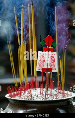 Weihrauch steckt in den Topf, um dem Heiligen zu huldigen. Weihrauch ...