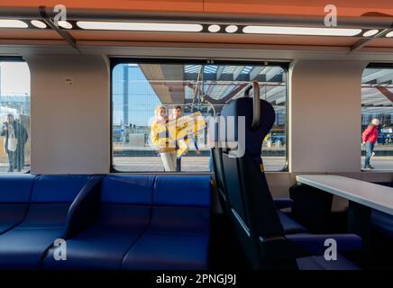ROTTERDAM - Intercity New Generation (ICNG) im Zentrum von Rotterdam ...