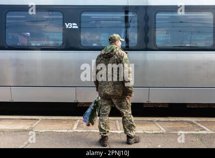 Kramatorks, Donezk, Ukraine. 9. April 2023. Die Passagiere steigen am Bahnhof Kramatorsk in ...