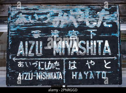 Ein JR-Zug der East Tadami Line am Bahnhof Koide in der Präfektur ...