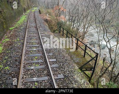 Strecken der JR West Geibi Line entlang des Nariwa River in der ...