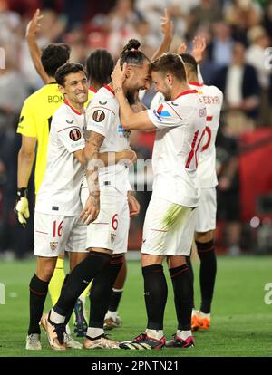 Sevillas Nemanja Gudelj (Zentrum) und Ivan Rakitic (rechts) feiern nach ...