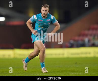 Jarrod O’Connor #14 von Leeds Rhinos inspiziert das Spielfeld vor dem ...