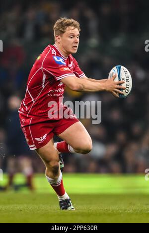 Sam Costelow von Scarlets bricht beim United Rugby Championship-Spiel ...