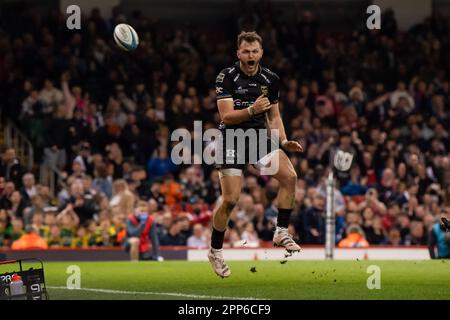 Steff Hughes of the Dragons feiert seinen Versuch beim United Rugby ...