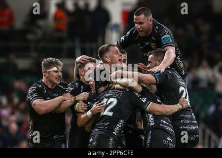 Steff Hughes of the Dragons feiert seinen Versuch beim United Rugby ...