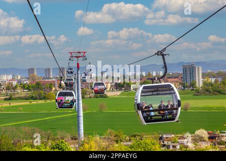 BUGA (Bundesgartenschau) Mannheim 2023: Die Seilbahn verbindet die beiden Messegelände ...
