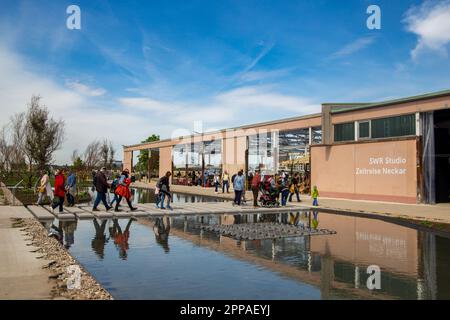 BUGA Mannheim 2023: Wiese im Spinelli Park, im Hintergrund die Hauptbühne Stockfotografie - Alamy