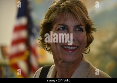 Die Abgeordnete Lisa Swain trifft in der Hauptlobby der Fair Lawn Public Library ein, um an der ...