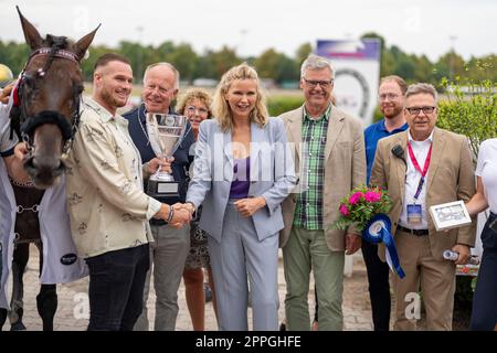 Veronica Ferres ( Schauspielerin ) und Andreas Haase ( Geschäftsführer der Berliner Trotting ...