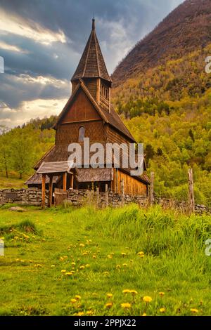 Blick auf Ornes, berühmt für die Urnes Stave Church, von der kleinen ...