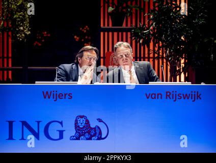 AMSTERDAM - Hans Wijers Vorsitzender des Aufsichtsrats und CEO Steven ...