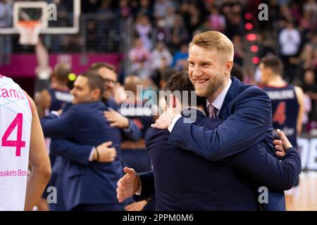 Marko Stankovic (Telekom Baskets Bonn, Co-Trainer) applaudiert der ...