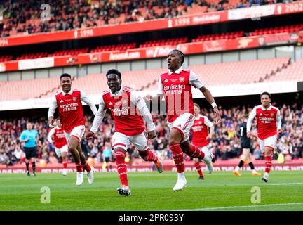 Arsenals Omari Benjamin feiert das erste Tor seiner Seite im Spiel ...