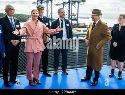 Clemence Cheng, Exekutivdirektor Hutchison Ports (links), schwedische ...