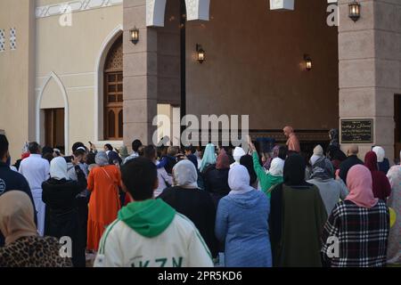 Kairo, Ägypten, April 21 2023: Ein Moschee-Prediger Imam führt Eid Al ...