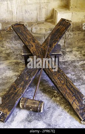 Mittelalterliche Folterinstrumente/Holz- Folter Rack im Château de ...