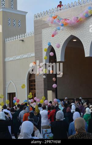 Kairo, Ägypten, April 21 2023: Ein Moschee-Prediger Imam führt Eid Al ...